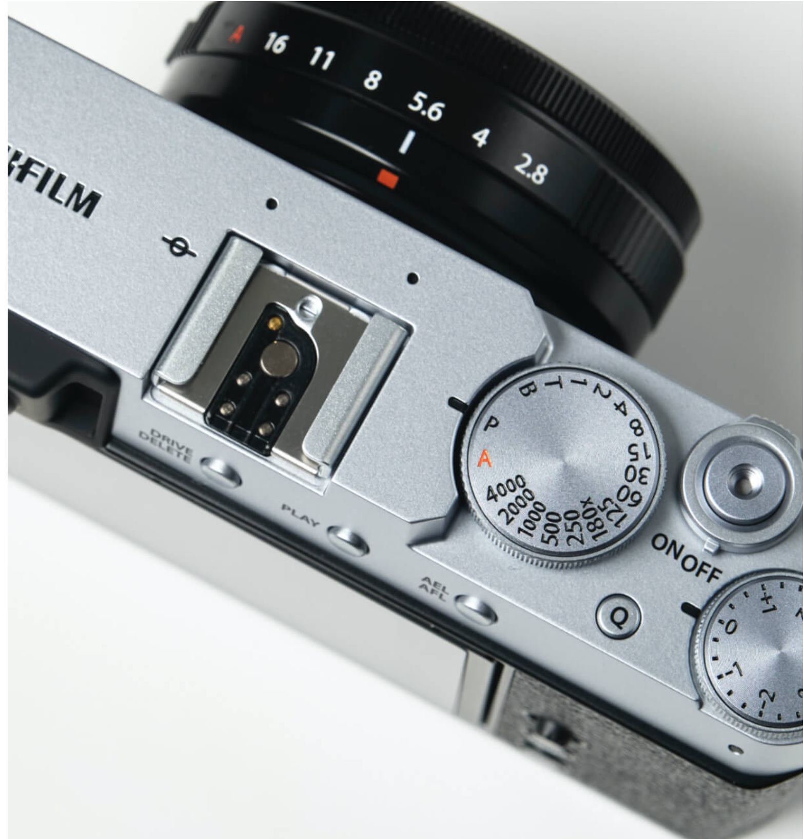 FUJIFILM X100VとX-E4の違いを比較してどちらを買うか決めた話 | CameRife